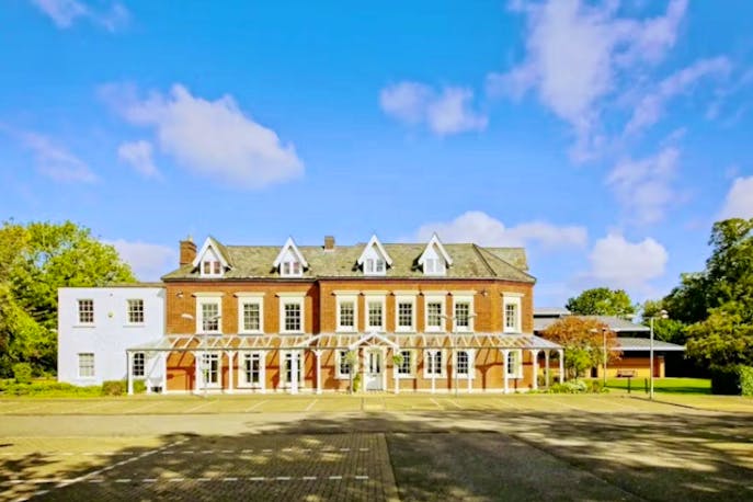 Allum Hall | We Move She Moves